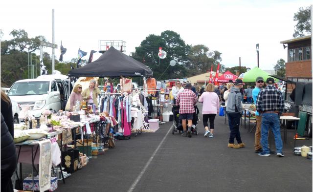 Market attracts large crowd | Pakenham Gazette