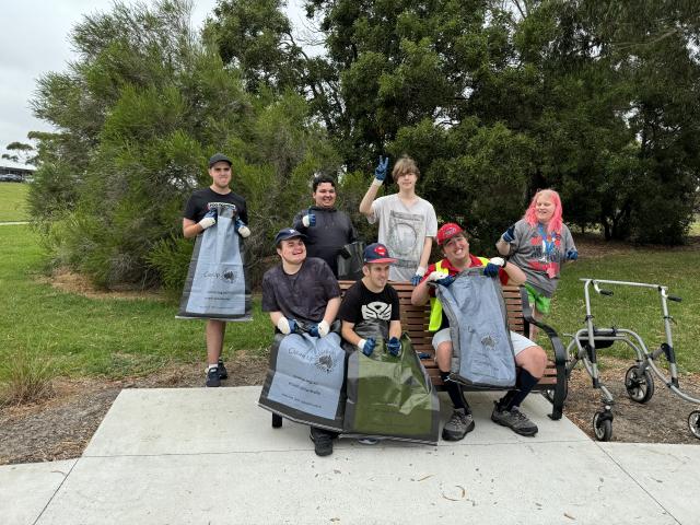 Youth roll up their sleeves | Pakenham Gazette
